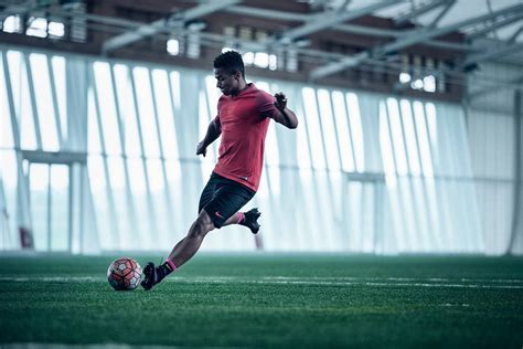 Cómo patear un balón de fútbol Nike