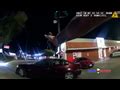 Escalofriantes imágenes muestran a un policía disparando a un hombre