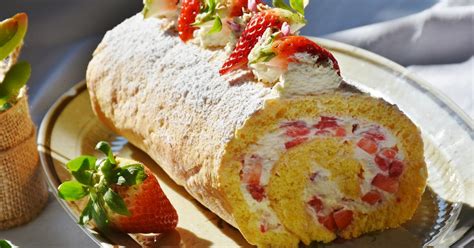 Brazo Gitano Relleno Con Crema Y Fresas