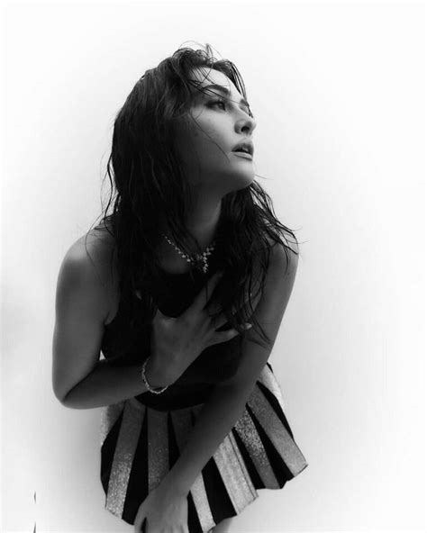 Esra Bilgiç aka Halime Sultan stuns fans in chic look pictures ET