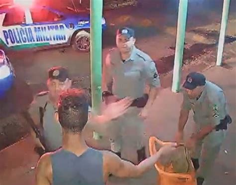 Vídeo Câmera flagra PM agredindo homem tapa no rosto durante