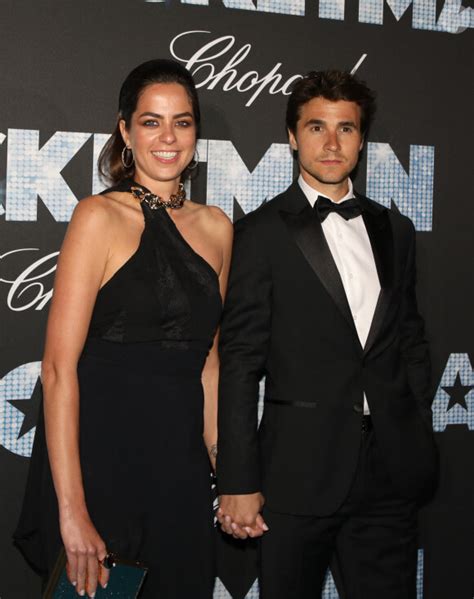 Anouchka Delon mariée son époux Julien pose avec son alliance
