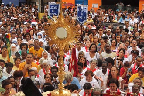 Fiéis participam da Solenidade de Corpus Christi Arquidiocese de São