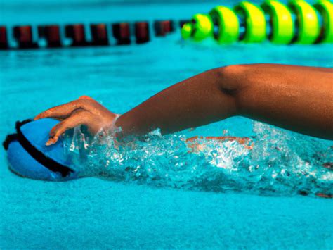 Mejora tus entrenamientos en aguas abiertas con la boya de natación