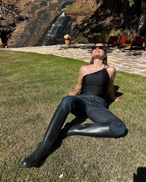 Flávia Alessandra desabafa sobre etarismo em comentários de suas fotos