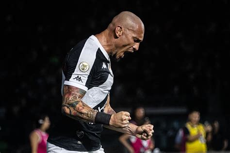 Reação Maicon detalha lance do gol seu primeiro pelo VascoJogada 10