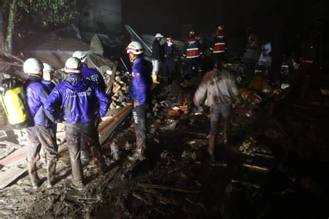 Un aluvión deja al menos once muertos tras arrasar una cancha deportiva
