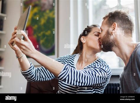 El hombre besando a mujer fotografías e imágenes de alta resolución Alamy