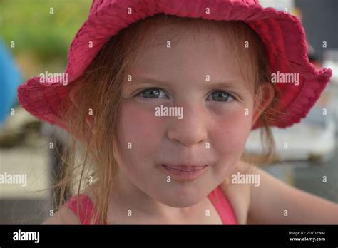 Petite Fille En Maillot De Bain Banque De Photographies Et Dimages