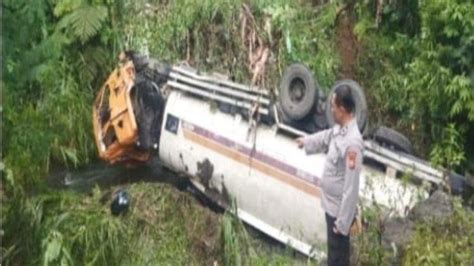 Truk Tangki CPO Terjun Ke Jurang Sedalam 50 Meter Di Rejang Lebong