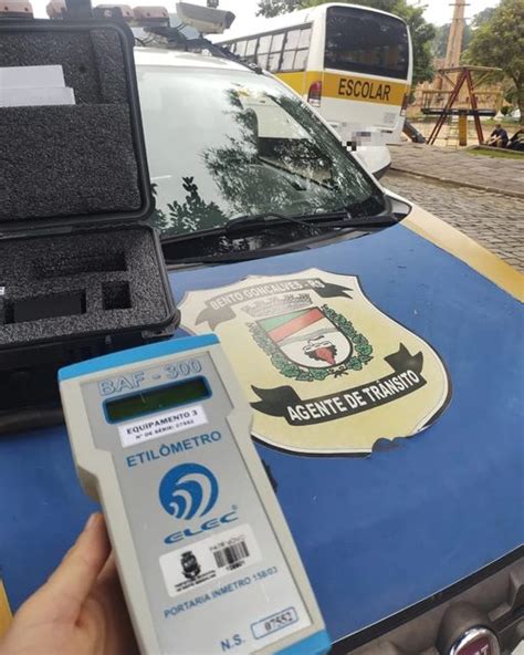 MOTORISTA DE TRANSPORTE ESCOLAR É FLAGRADO SOB EFEITO DE ÁLCOOL NO
