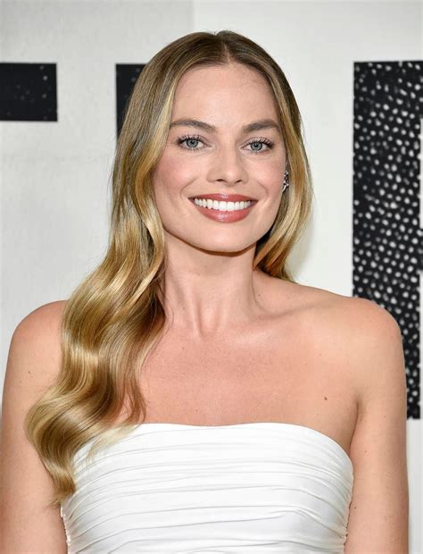 Margot Robbie Arrasa Con Look Dorado De Harley Quinn