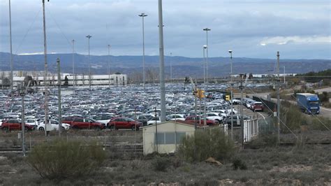 El tapón portuario deja 12 000 coches a estrenar en la campa de