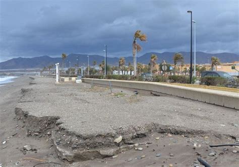 Las playas de Almería se salvan del ataque de la borrasca Nelson salvo