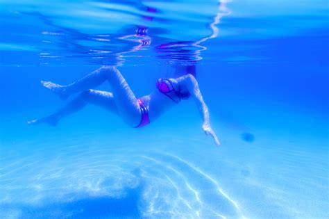 Fondos de pantalla submarino piscina bikini morena fotografía