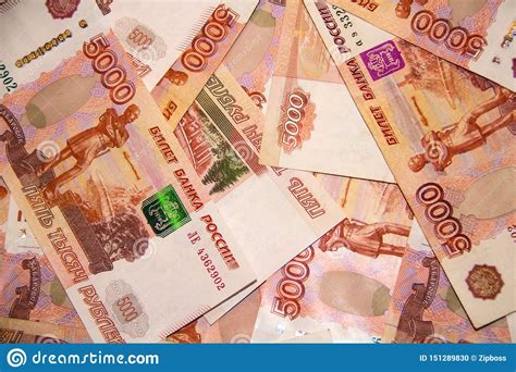 C Dulas De Um Valor Nominal Da Moeda Do Russo De 5 000 Rublos