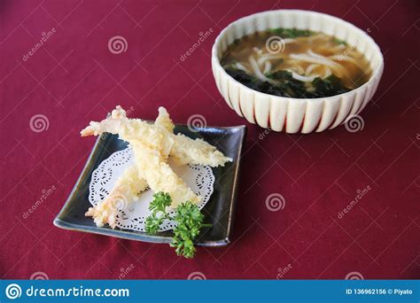 Nouilles D Udon Avec Le Tempura De Crevette Photo Stock Image Du