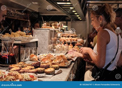 Bar De Tapas Pintxos En Un Bar De San Sebasco España Fotografía