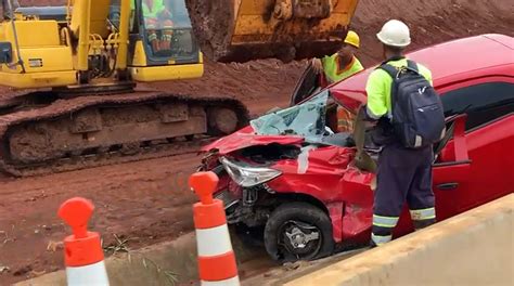 Motorista sofre mal súbito e capota carro na Rodovia Zeferino Vaz