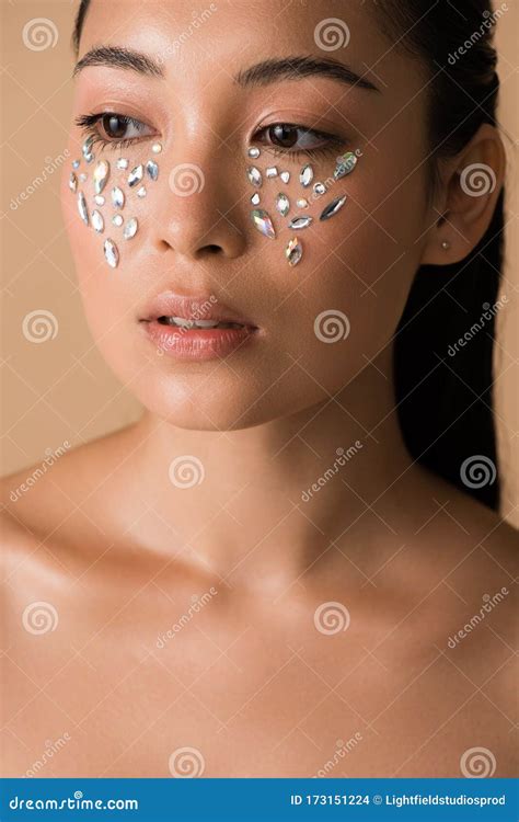 Belle Fille Asiatique Nue Avec Les Fausses Pierres Photo Stock Image
