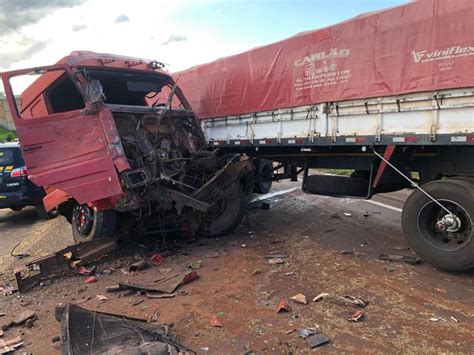 Acidente Duas Carretas Na Br Entre Marechal E Toledo Deixa