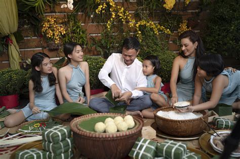 Gia đình siêu mẫu Vũ Thu Phương quây quần gói bánh chưng