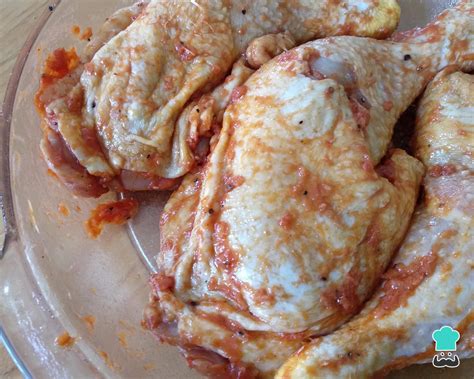 Sobrecoxa de frango assada no forno batatas fácil e prática