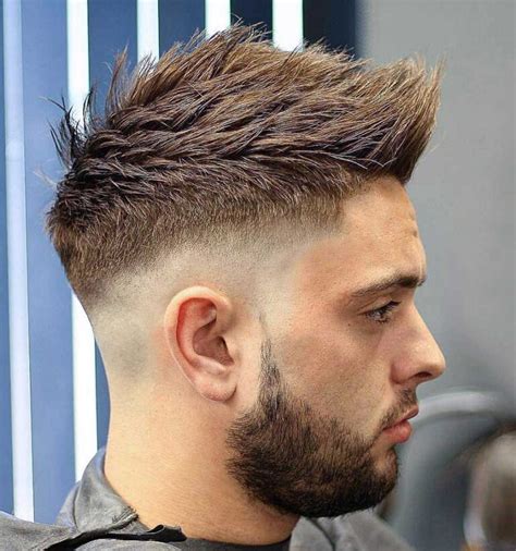 Männerfrisuren 2024 Locken Undercut und Glatte haare