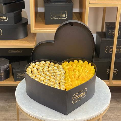 Caja corazón negro c t 50 rosas amarillas ferrero Yaakun Flores