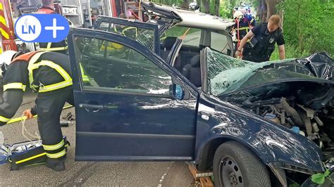 Auto fährt frontal gegen Baum 44 Jähriger bei Unfall schwer verletzt