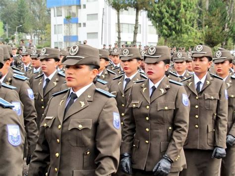 Ecuador integra primeros 338 policías de 30 000 nuevos para frenar el