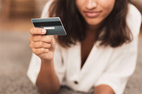 Aproveite Bradesco oferece isenção permanente de anuidade em cartões