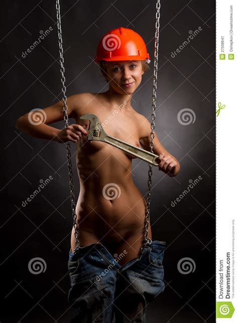 Schönes Half naked Mädchen in Einem Sturzhelm Im Schmutzigen Jea