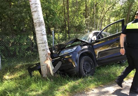 Helmstedt Auto fährt frontal gegen Baum regionalHeute de