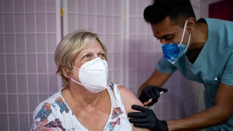 Qué son las vacunas bivalentes contra la covid y cómo protegen de todas