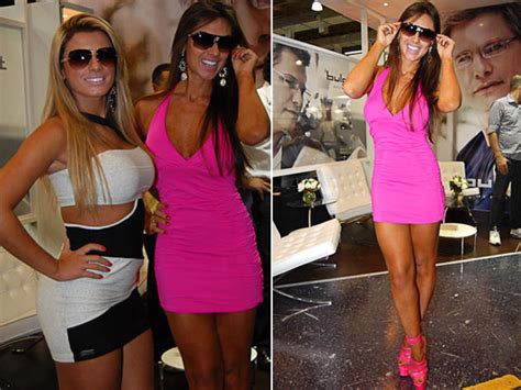 UTMODAS Nicole Bahls chama a atenção vestido rosa choque