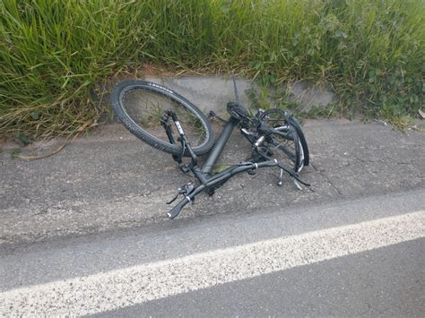 Ciclista Morre Ap S Ser Atropelado Em Acidente Envolvendo Dois Carros