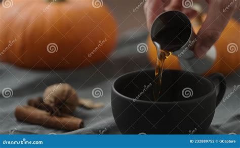Hacer Lata De Calabaza Picante En Taza Negra Verter Jarabe Picante Foto