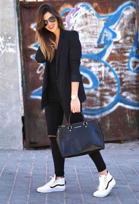 Outfits Casuales Con Tenis Para Ir A La Oficina