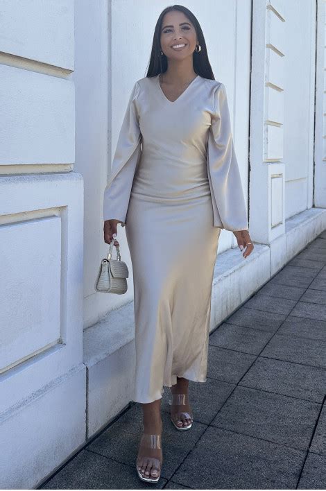 Robe longue beige satinée et fluide Brentiny Paris