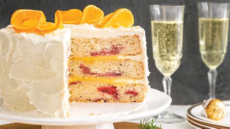 White Chocolate Strawberry Cake