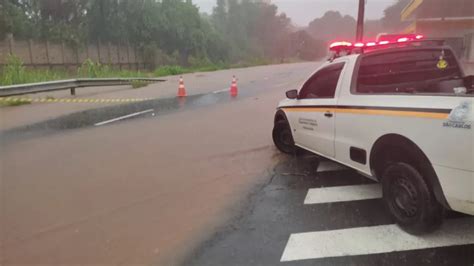 V Deo Mulher Morre Ap S Ser Arrastada Por Enxurrada Em Tempestade No