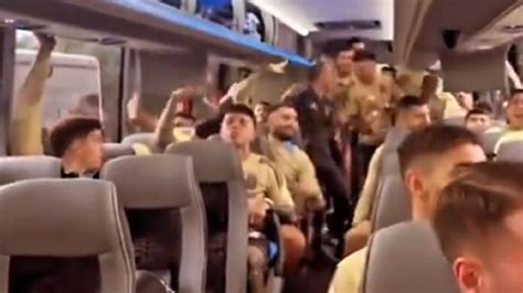 Cómo es la letra de la emotiva canción que cantaron los jugadores de la