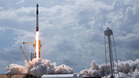 SpaceX n avaruuteen kyyditsemät astronautit saapuvat kansainväliselle