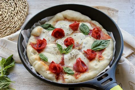 Pizza en sartén de chorizo y queso deliciosa y sin horno