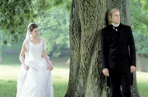 Голая Энн Хэтэуэй в Nicholas Nickleby