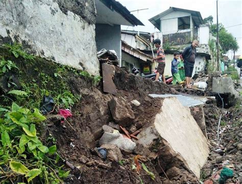 Longsor Akibat Hujan Deras Dan Drainase Yang Sempit Terjang TPT Dan