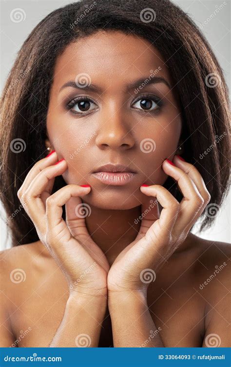 Belle Femme Avec Son Plan Rapproché Nu D épaules Image stock Image du