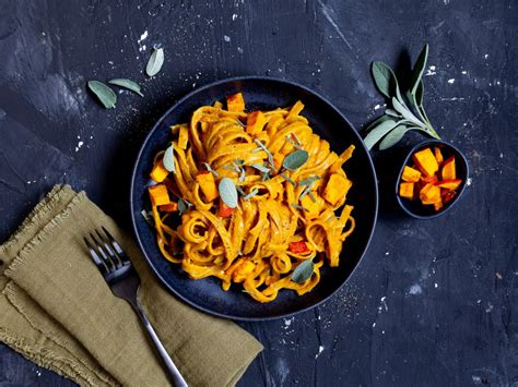 Cremige Kürbis Pasta vegan Rezept EAT SMARTER