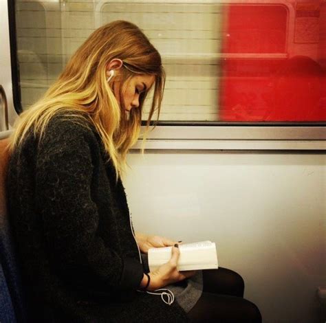 Pin By Ella On Inspodumppp Vol 2 Parisian Women Woman Reading Parisian